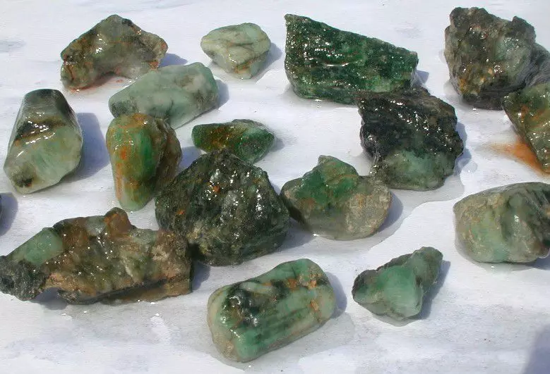 Beryls (emeralds) sitere na Emerald Hollow Mine na Hiddenite, NC.