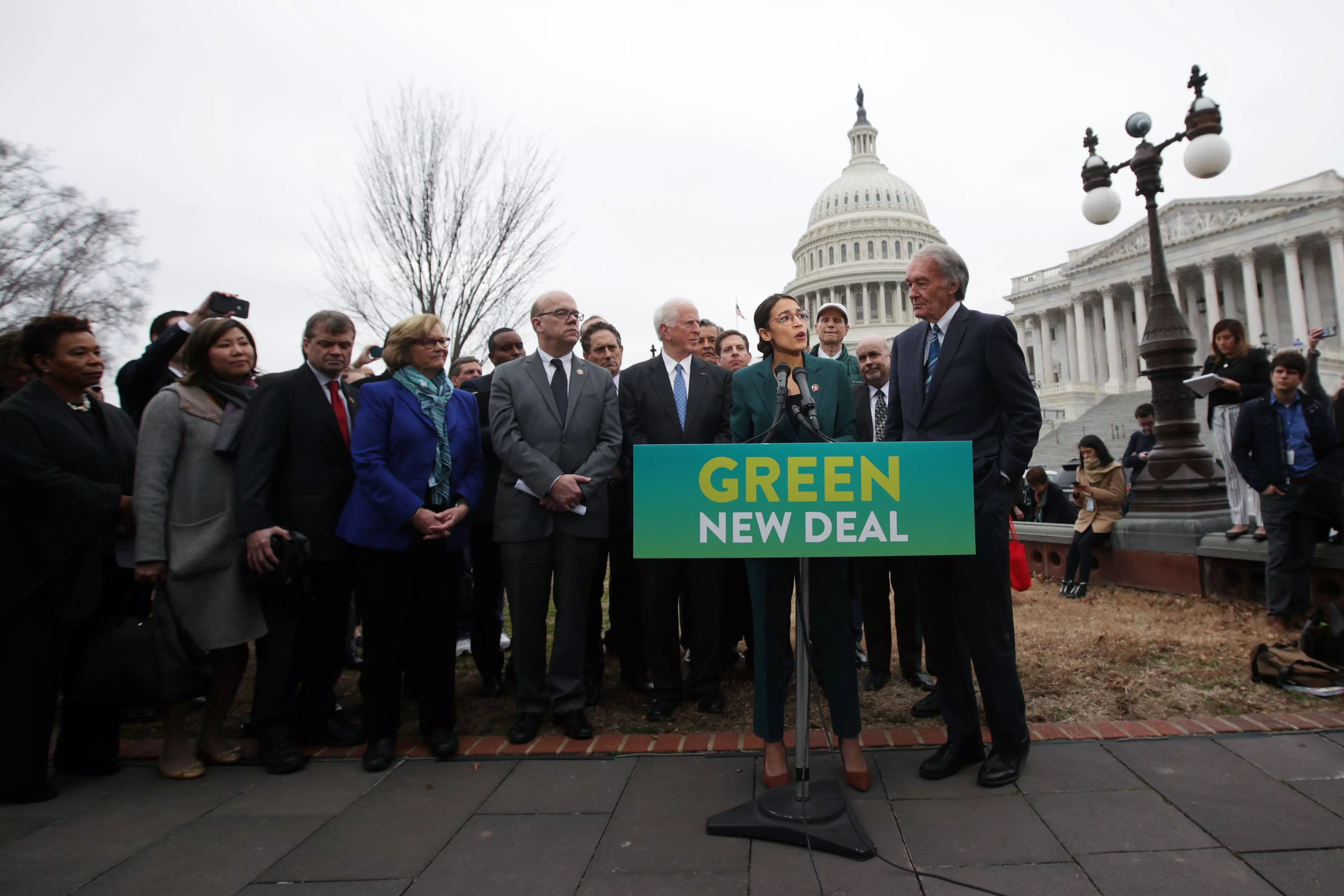 Demokratyske wetjouwers Rep. Alexandria Ocasio-Cortez en senator Ed Markey ûntbleate har resolúsje fan Green New Deal