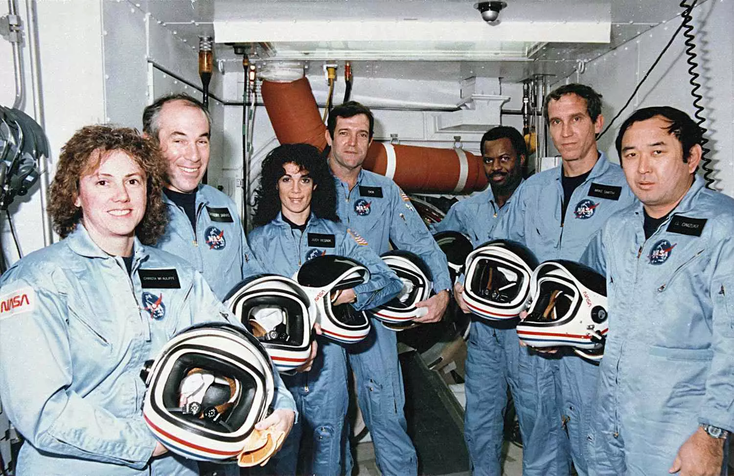 ஸ்பேஸ் ஷட்டில் சேலஞ்சர் பேரழிவு STS-51L படங்கள் - 51-L சேலஞ்சர் குழுவினர் வெள்ளை அறையில்
