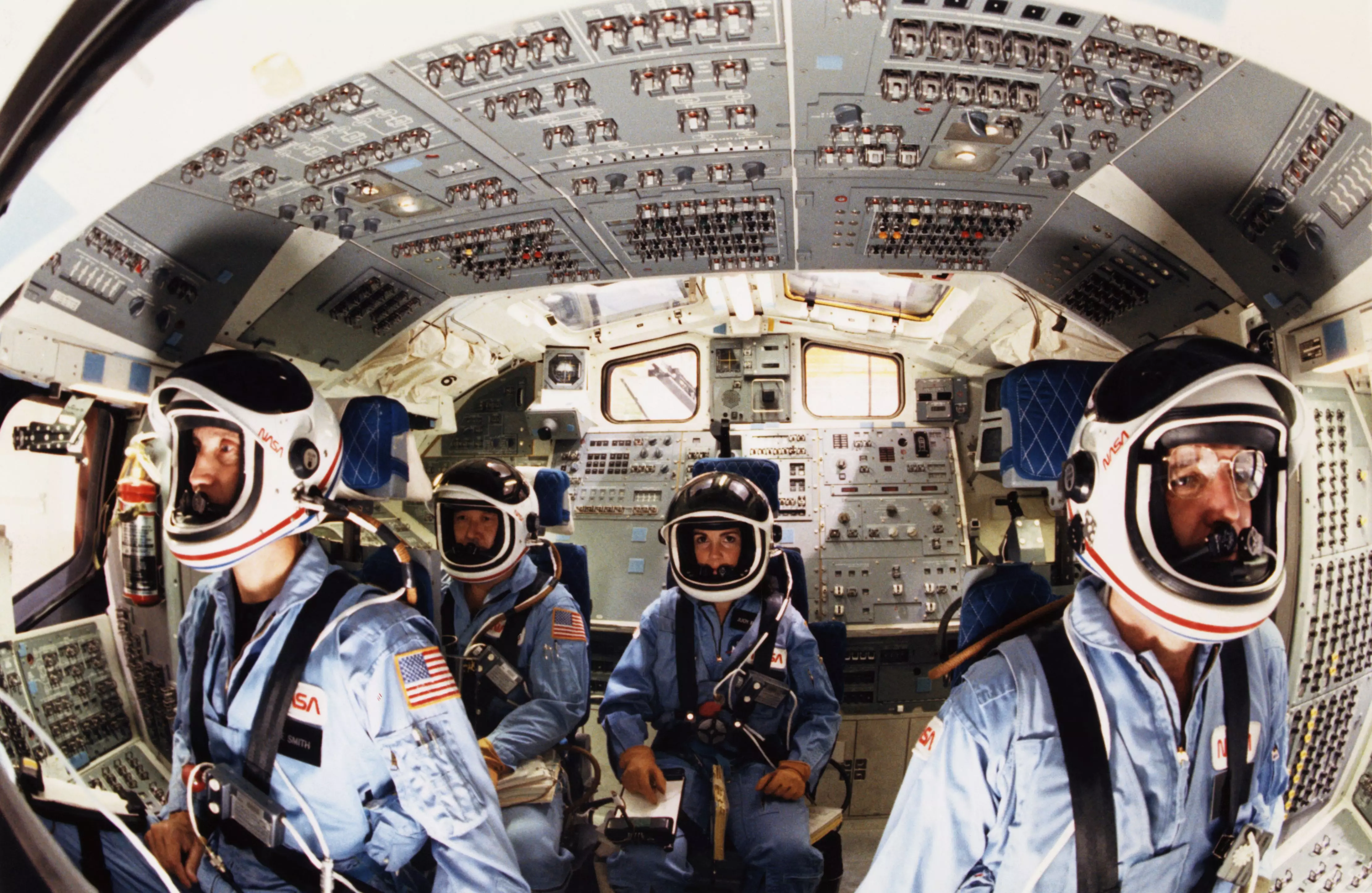 Amerikāņu kosmosa kuģa astronauti pirms traģiskā lidojuma