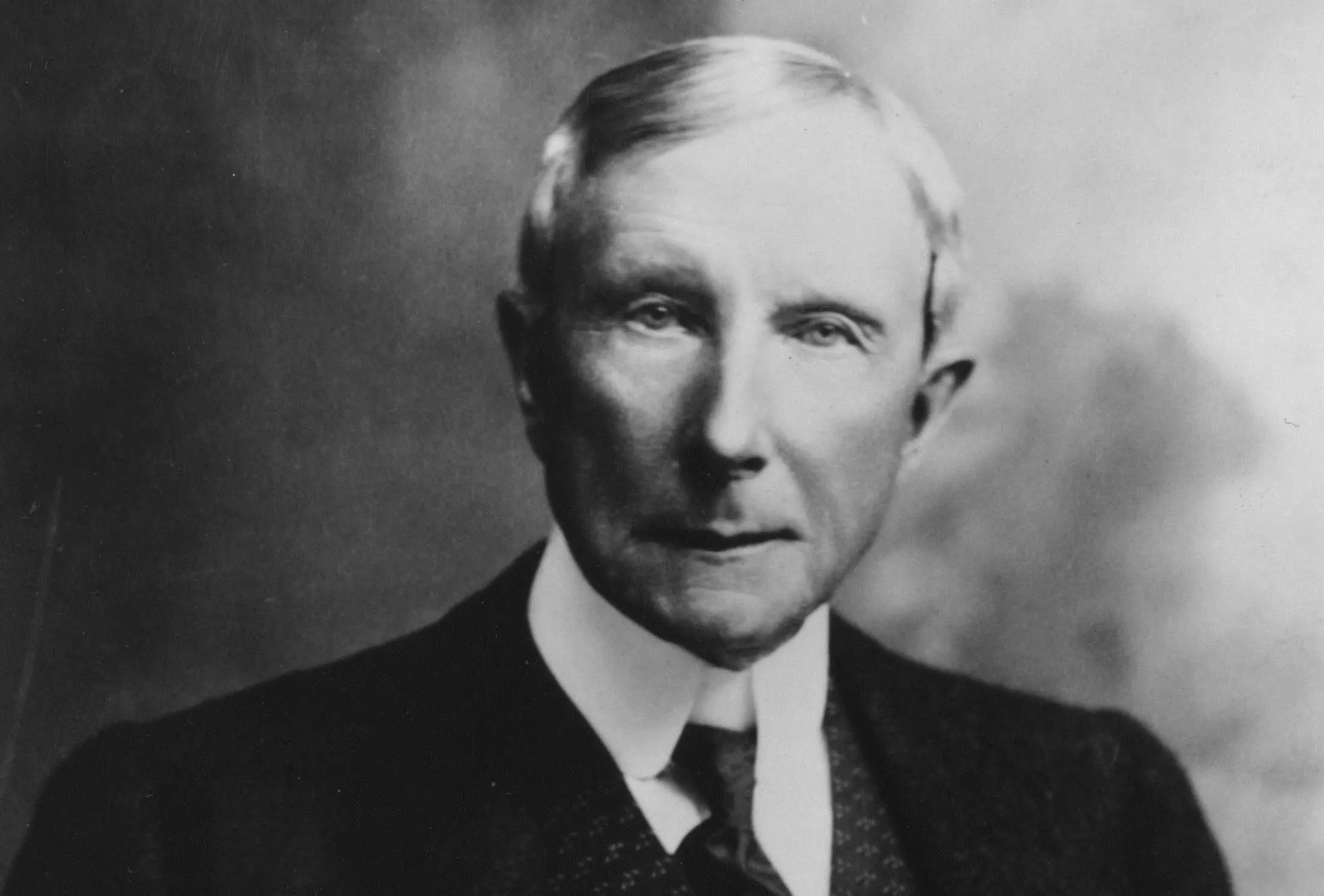 Fotografski portret naftnega magnata Johna D. Rockefellerja
