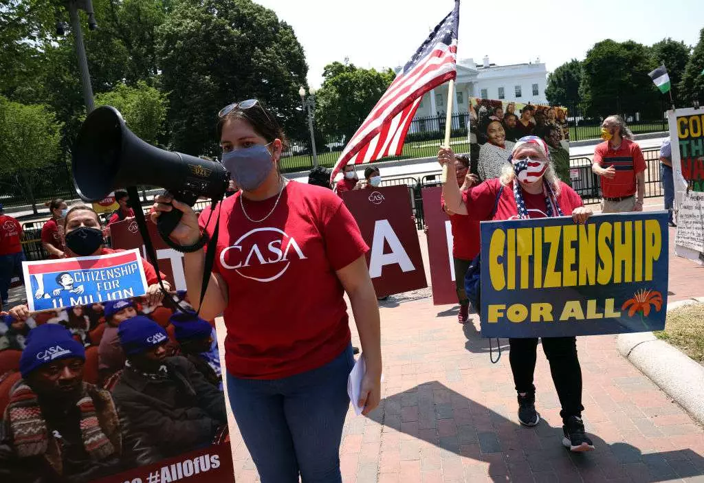 Immigratie-activisten van de belangenorganisatie CASA komen bijeen in het Witte Huis om te eisen dat president Biden staatsburgerschap toekent aan immigranten.