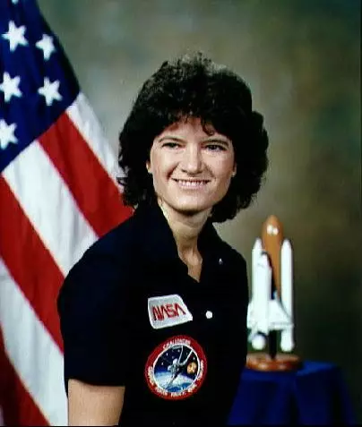 Potret Resmi NASA Sally Ride Potret resmi NASA tentang astronot wanita Sally Ride.