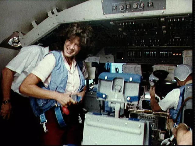 શટલ મિશન સિમ્યુલેટરમાં સેલી રાઈડ અને STS-7 ક્રૂની તાલીમ
