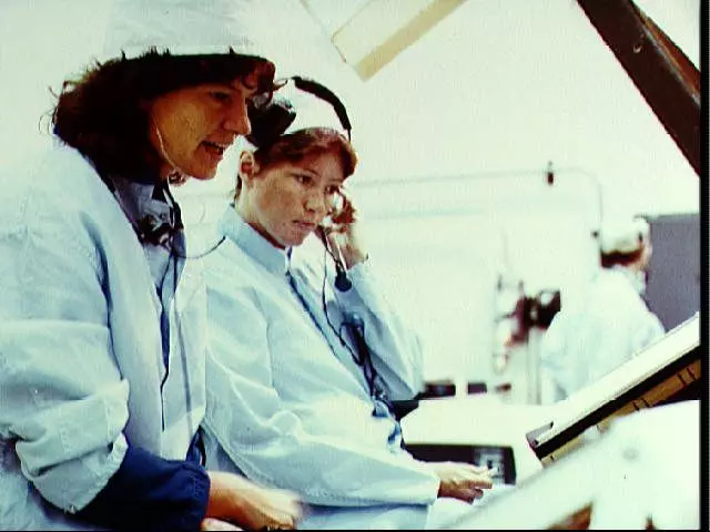 Astronauten Sally K. Ride deltar i ett uppdragssekvenstest för STS-7, 1983