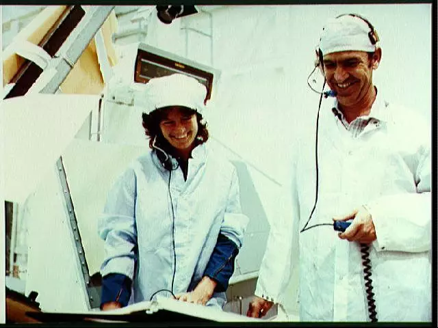 Astronauterna Sally Ride och John Fabian deltar i tester av besättningens uppdrag före uppdraget.