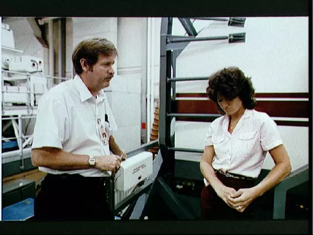 Astronaut Sally K. Ride o loo tu i fafo o le shuttle mission simulator, 1983.