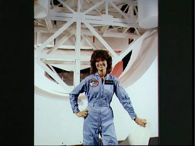 શટલ મિશન સિમ્યુલેટરની બહાર સેલી રાઈડનું પોટ્રેટ, 1983.