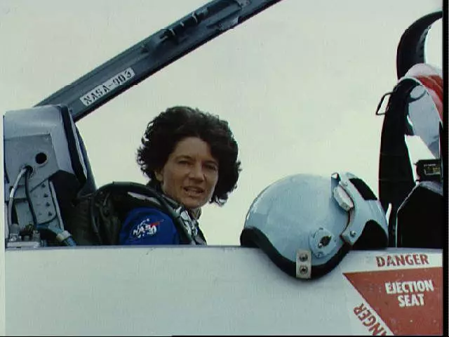 Sally Ride avgår i T-38 - Förbereder för att ta på sig hjälmen