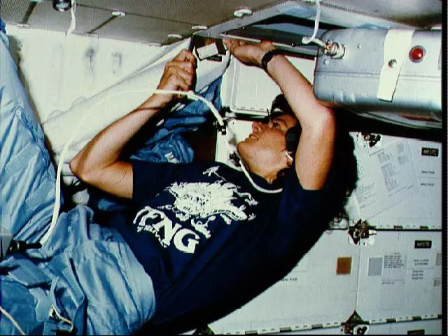 સેલી રાઇડ - ઇનફ્લાઇટ વ્યૂ STS-7 - TFNG શર્ટ પહેરીને