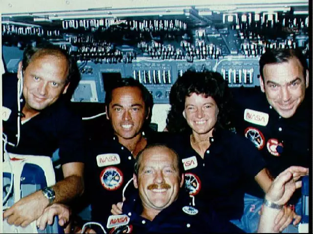 Sally Ride ma le auvaa a le STS-7 i le vaalele.