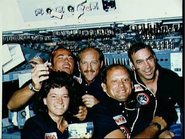 ફ્લાઇટમાં STS-7 ક્રૂ સાથે સેલી રાઇડ
