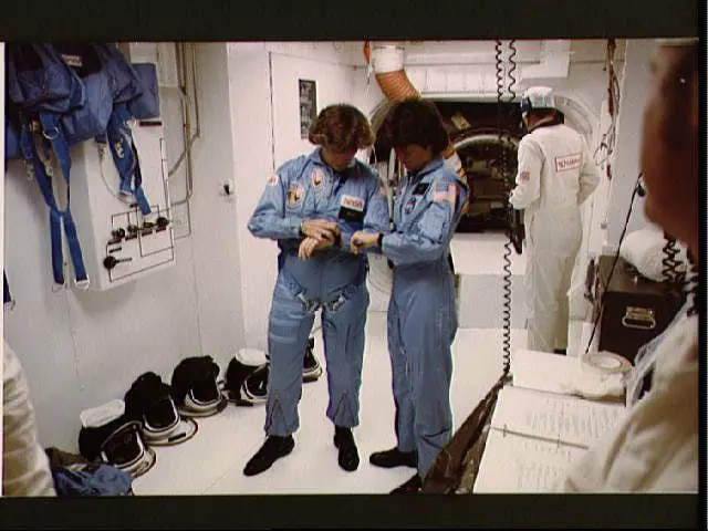અવકાશયાત્રીઓ સુલિવાન અને રાઇડ લિફ્ટઓફ પહેલા તેમની ઘડિયાળોને સિંક્રનાઇઝ કરે છે