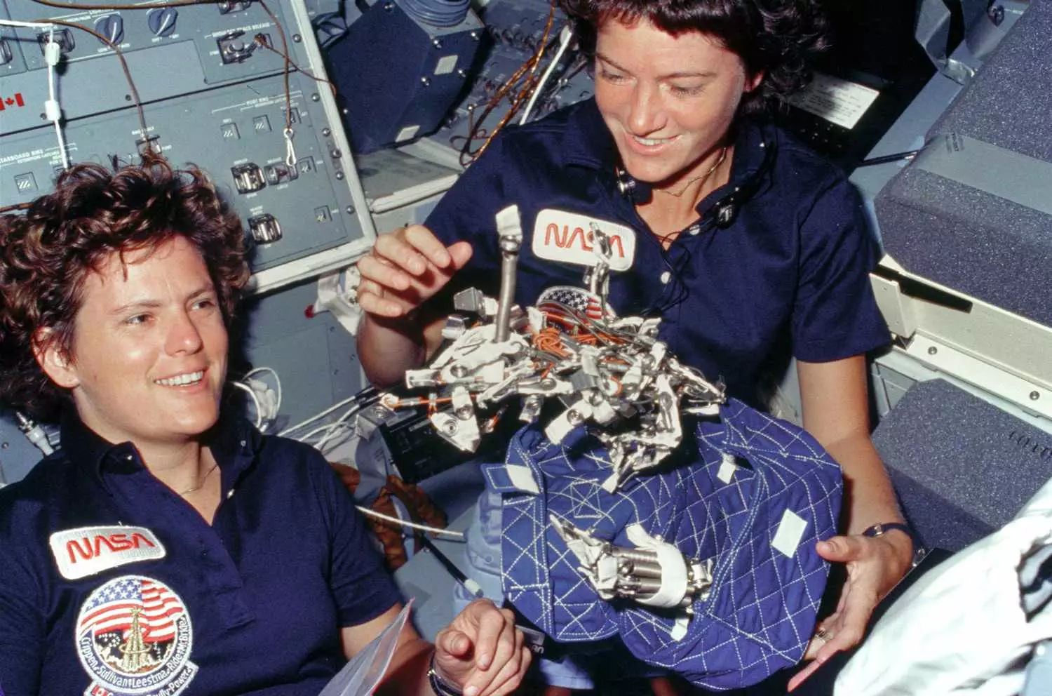 Sally Ride och Kathryn Sullivan visar sömnåterhållsamhet på rymdfärjan.