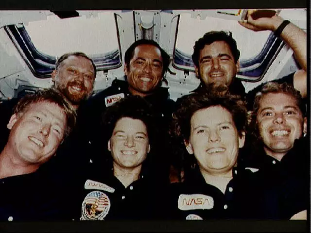 Sally Ride och Kathryn Sullivan i STS 41-G-besättningen, foto taget på flygningen