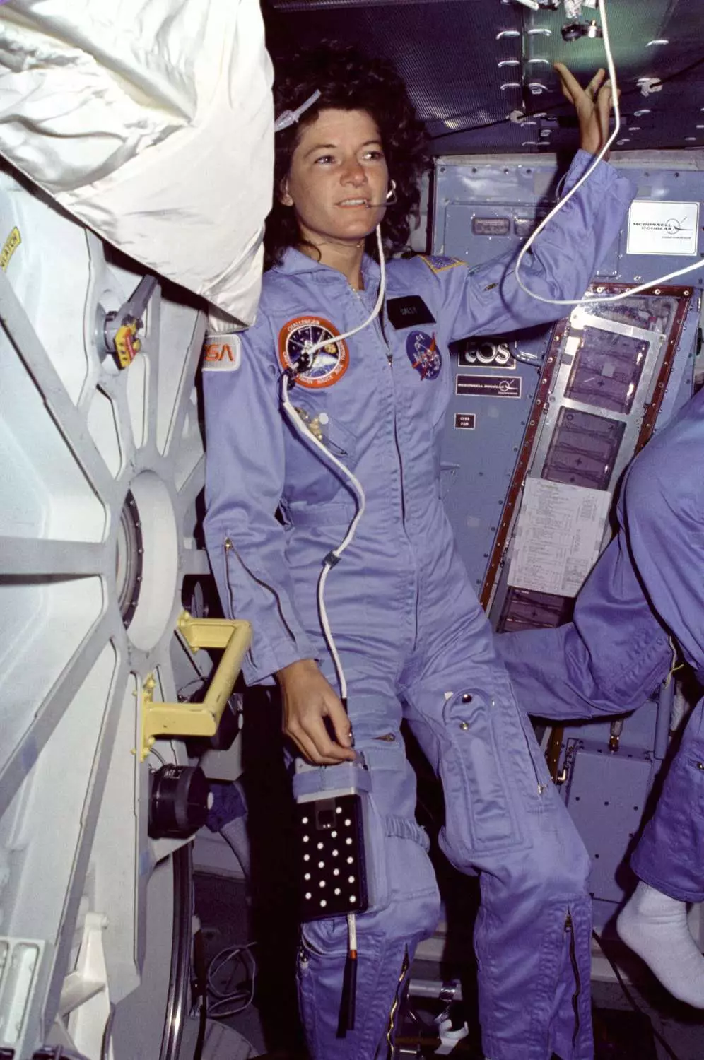 Di dek tengah Challenger, Spesialis Misi Sally Ride mengapung di samping palka airlock dek tengah.