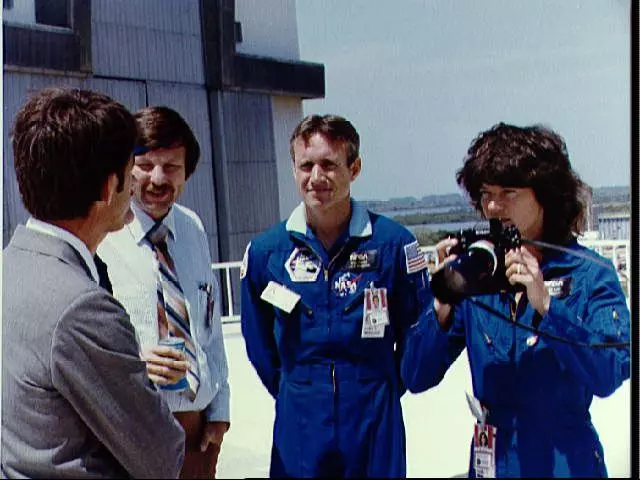 Astronot Sally K. Ride, spesialis misi untuk STS-7, dan lainnya.
