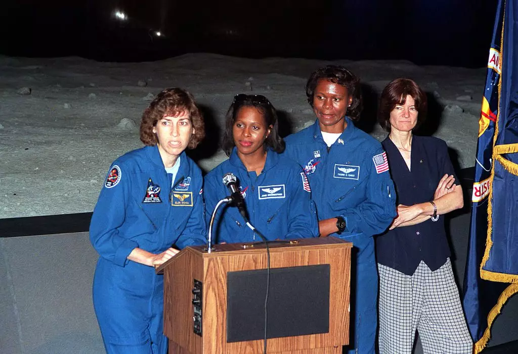 Форум жена у свемиру, 1999 - Елен Очоа, Џоан Хигинботам, Ивон Кејгл, Сели Рајд