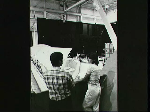 Astronot Sally Ride dan Terry Hart mempersiapkan pelatihan RMS untuk STS-2, 1981.