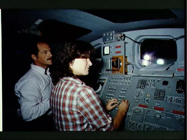 Sally Ride och Frederick Hauck går igenom procedurer med RMS.