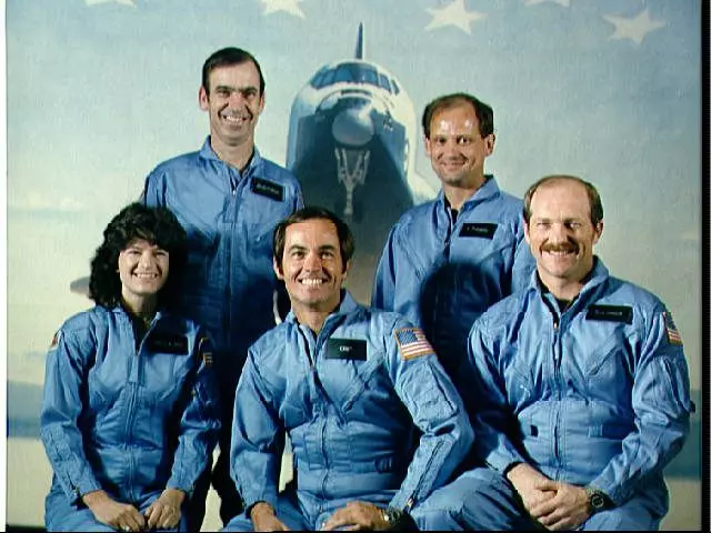 સત્તાવાર ક્રૂ પોટ્રેટમાં, STS-7 ના ક્રૂ વચ્ચે સેલી રાઈડ.