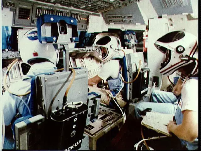 STS-7 קאָמאַנדע טריינינג אין SMS אין סיץ זיי וועלן פאַרנעמען אין קאַטער און לאַנדינג.
