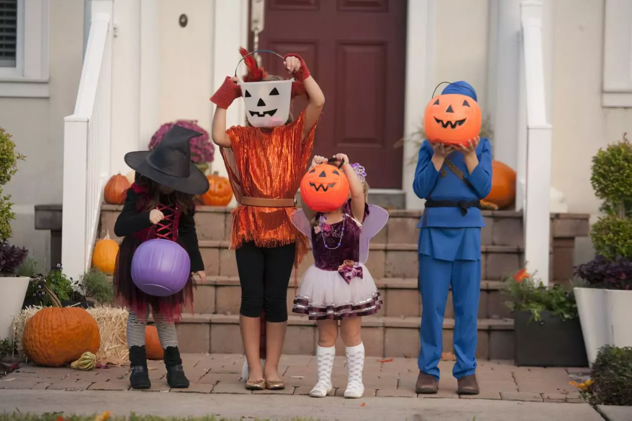 Un groupe d'enfants en costumes d'Halloween.