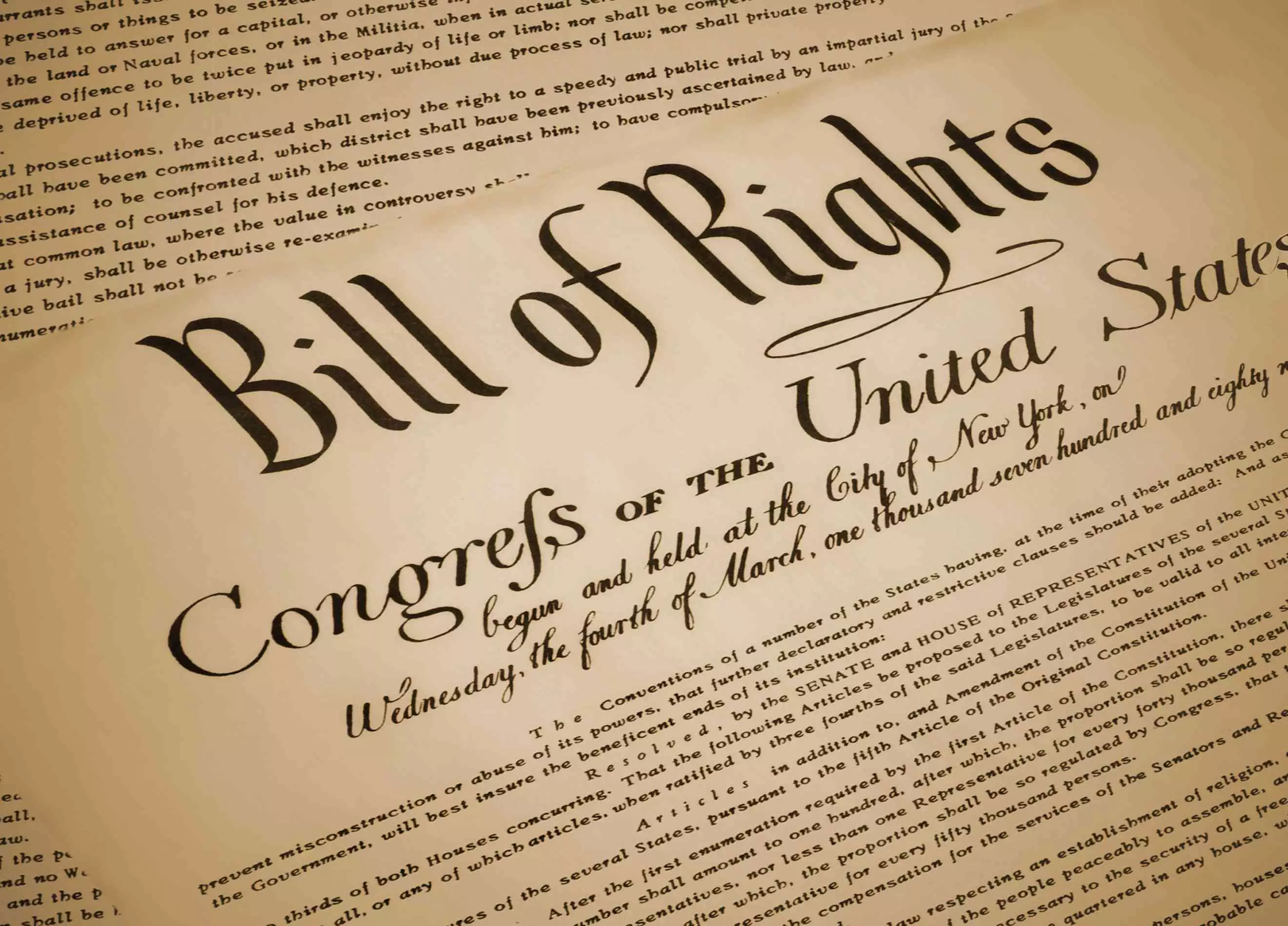 Nachbildung der United States Bill of Rights, die die ersten 10 Änderungen der US-Verfassung dokumentiert.