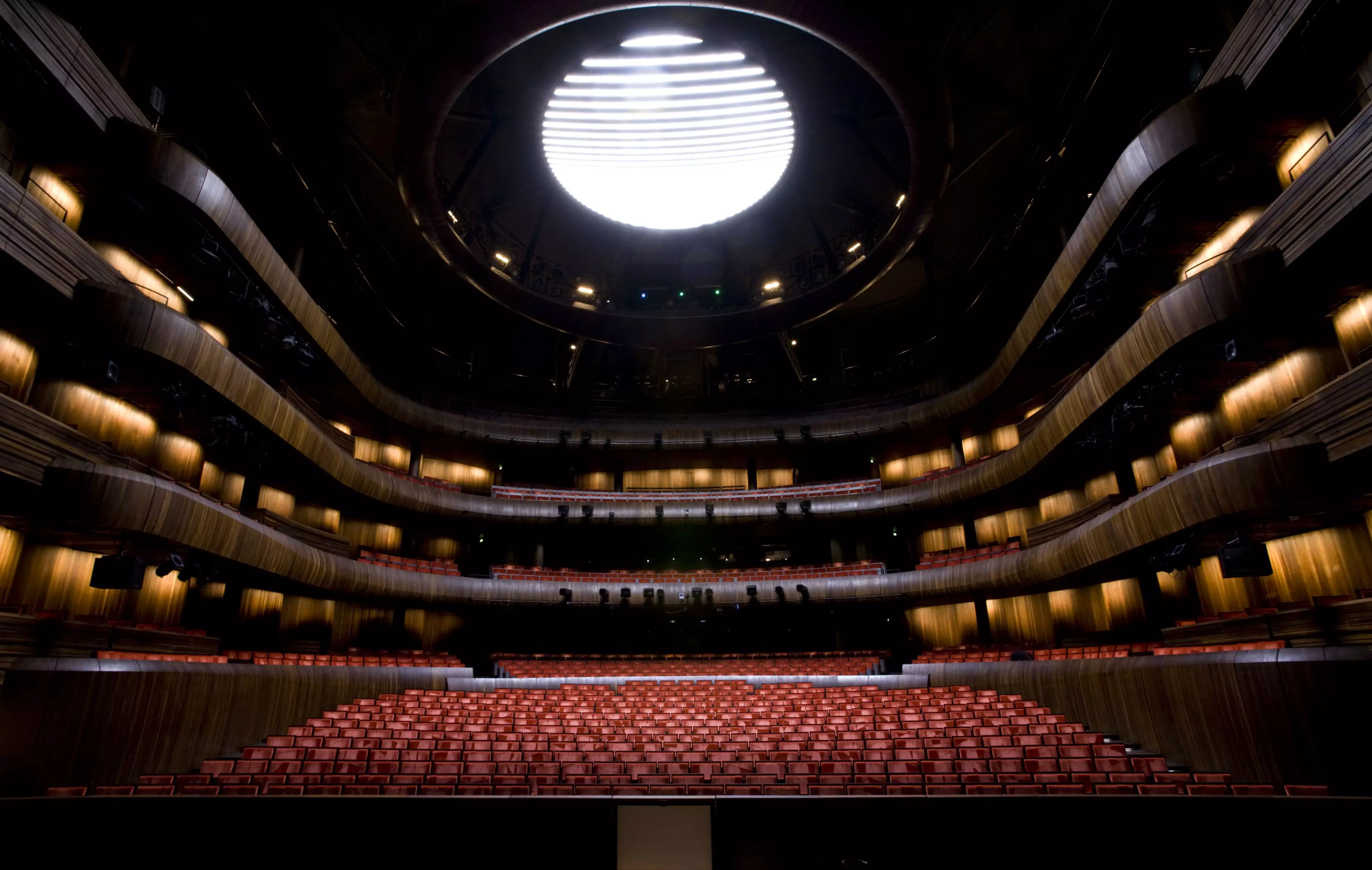 Ukumbi wa Kuigiza katika Oslo Opera House, akitazama kutoka jukwaani hadi kukalia watazamaji