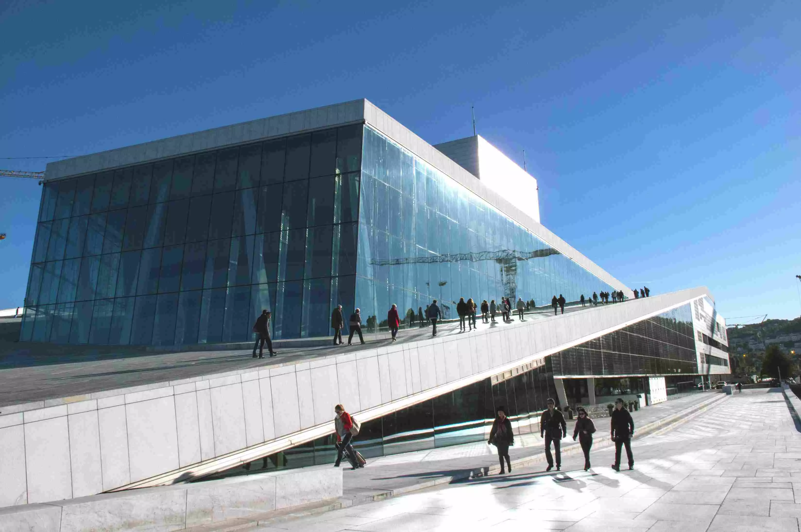 Berjalan di Oslo Opera House