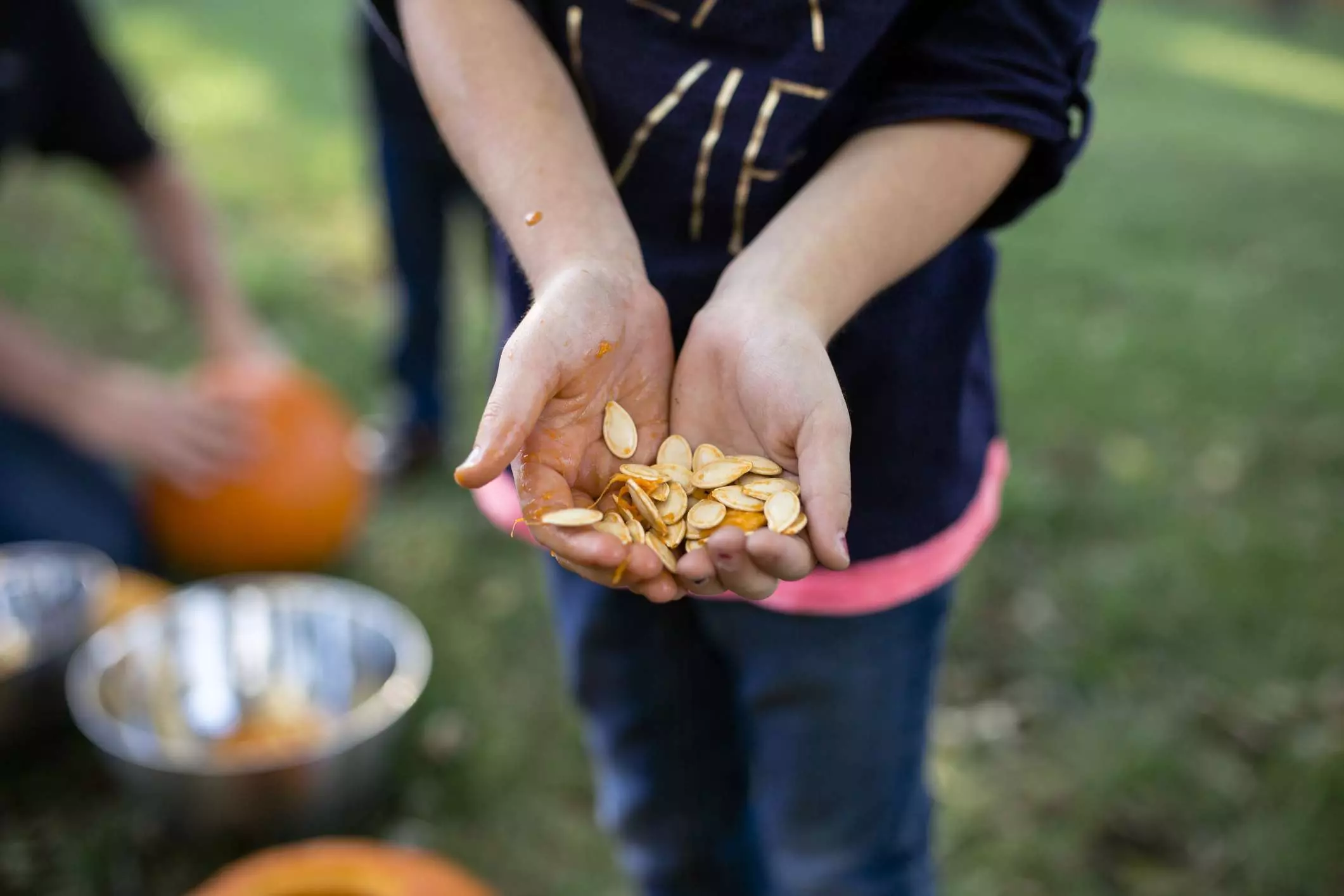 Leanbh a bhfuil síolta pumpkins aige