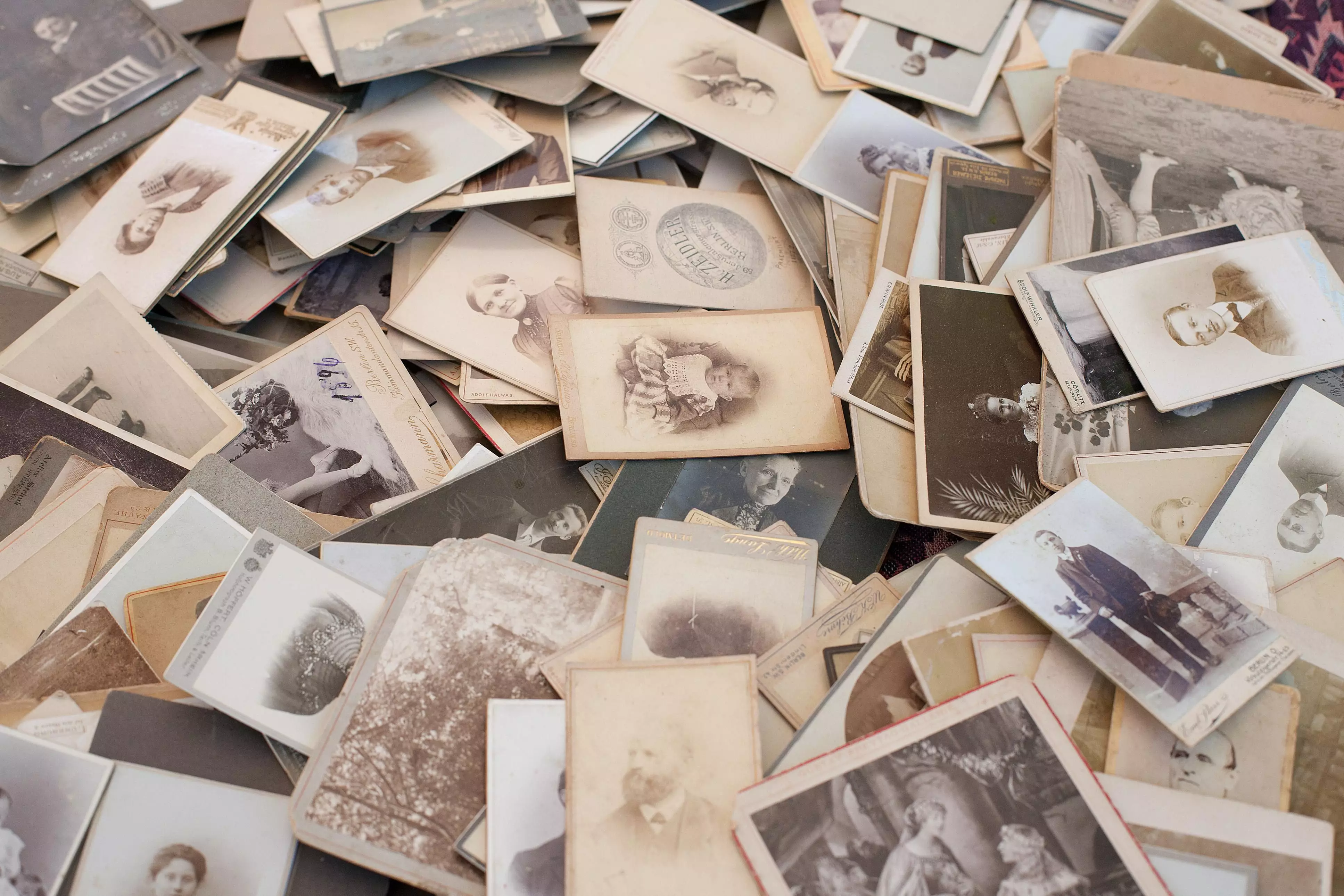 古くて重要な家族の写真をデジタル化して保存する方法を学びましょう。