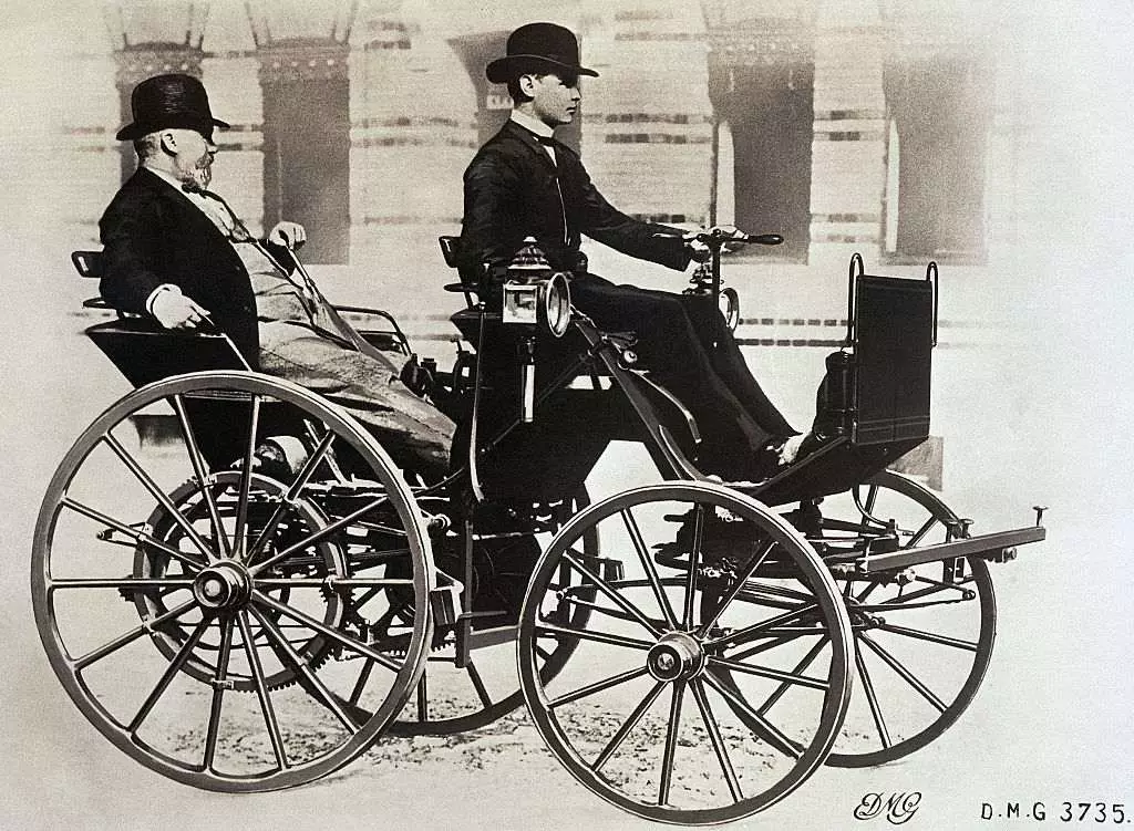 Gottlieb Daimler en el primer automòbil