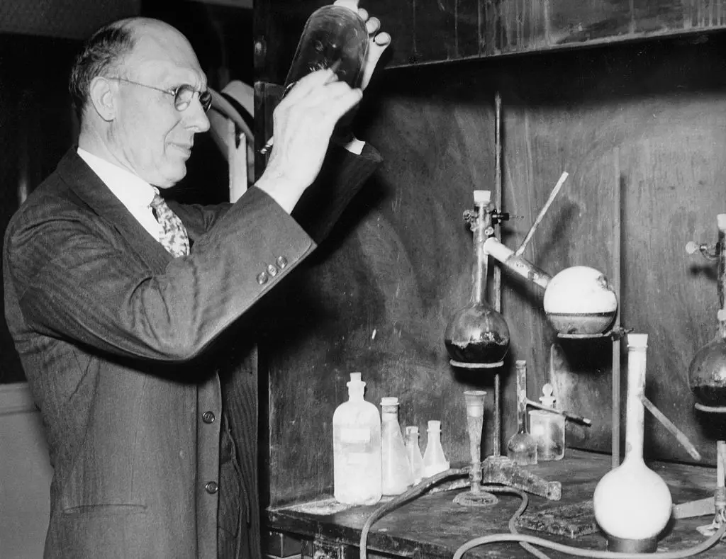 Charles Franklin Kettering (1876-1958), pemegang 140 paten, adalah penemu self-starter untuk mesin mobil, sistem pengapian listrik, dan generator yang digerakkan mesin.