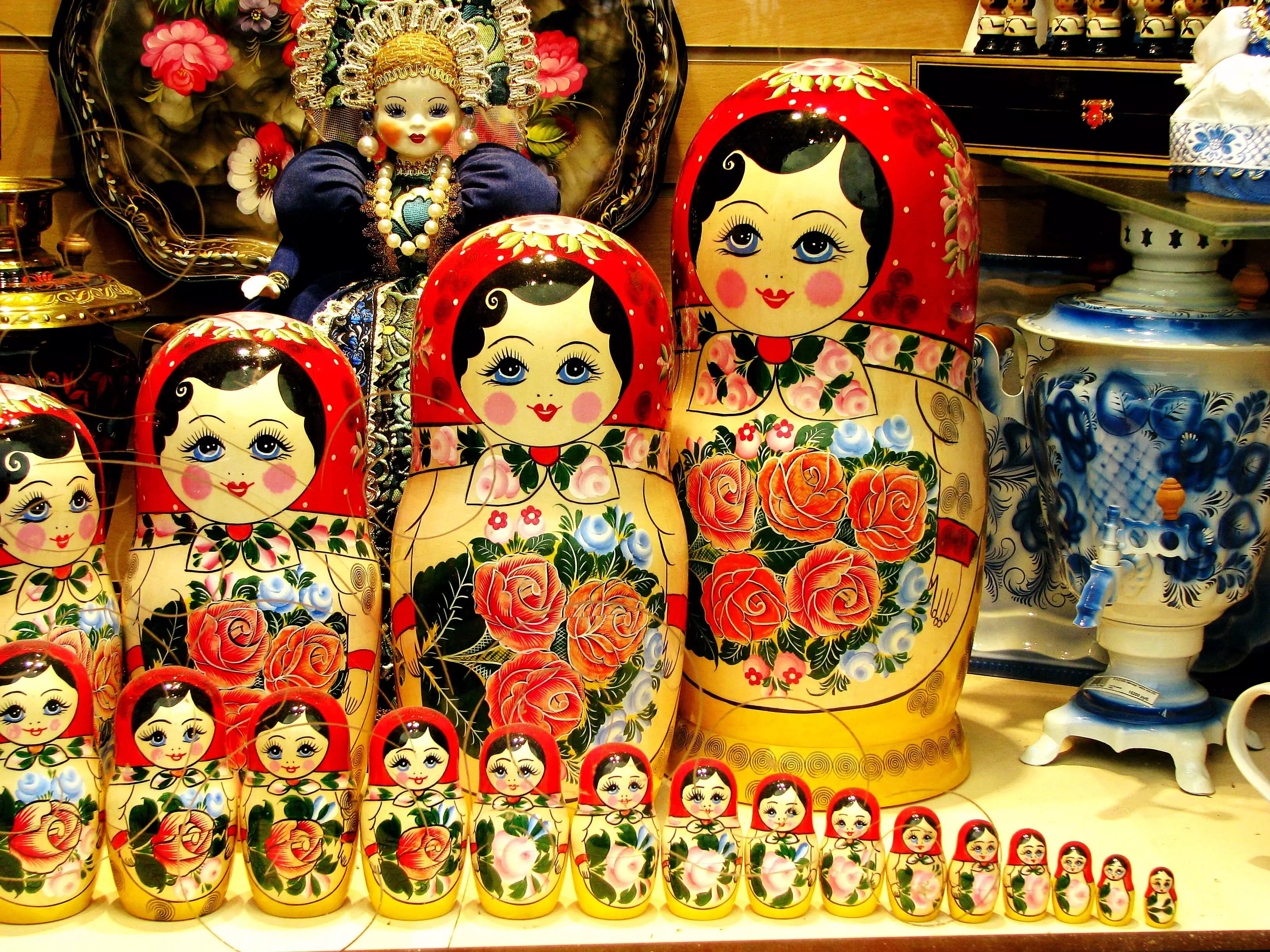 Matryoshka-dukker arrangert på bordet i butikken