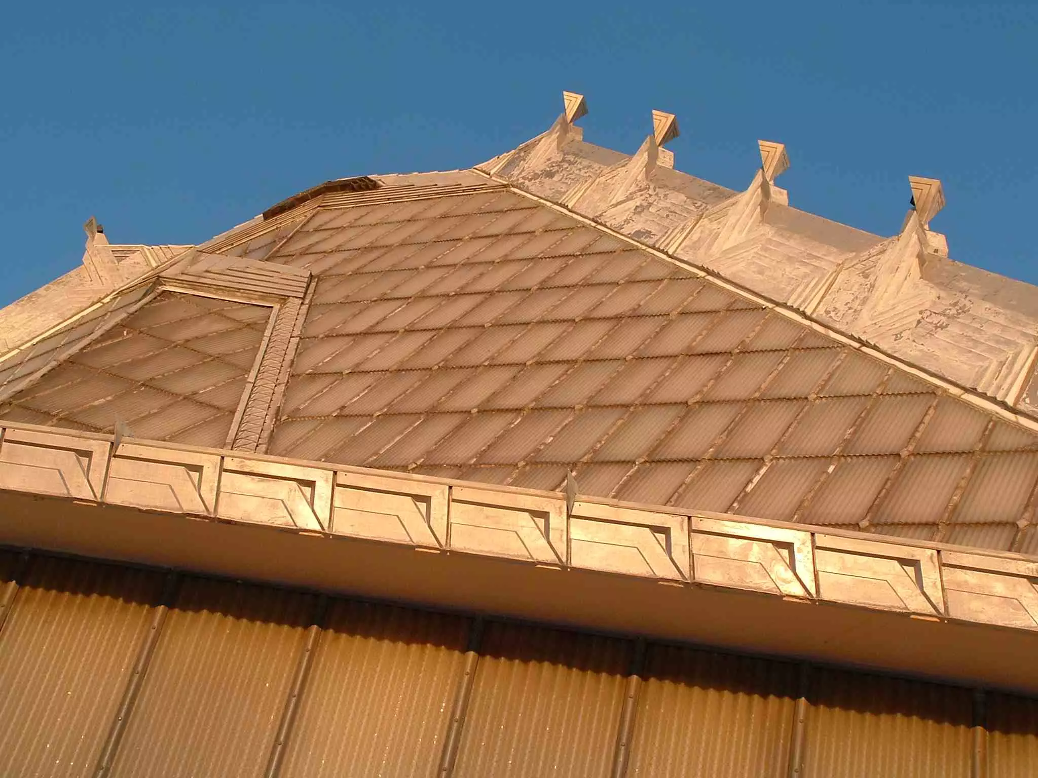 Çatia e Beth Sholom në perëndim të diellit krijon një reflektim të artë nga xhami