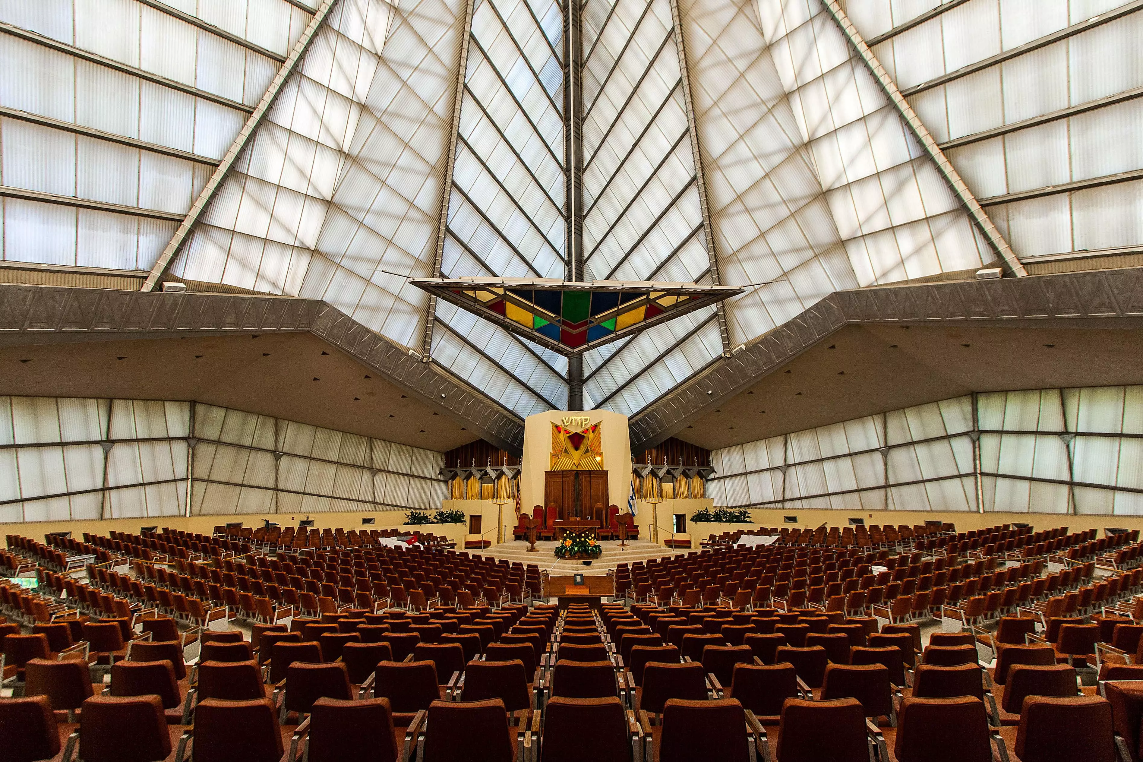 بیتھ شولوم عبادت گاہ کا خیمہ نما کشادہ شیشے سے بند اندرونی حصہ، جسے فرینک لائیڈ رائٹ نے ڈیزائن کیا تھا۔