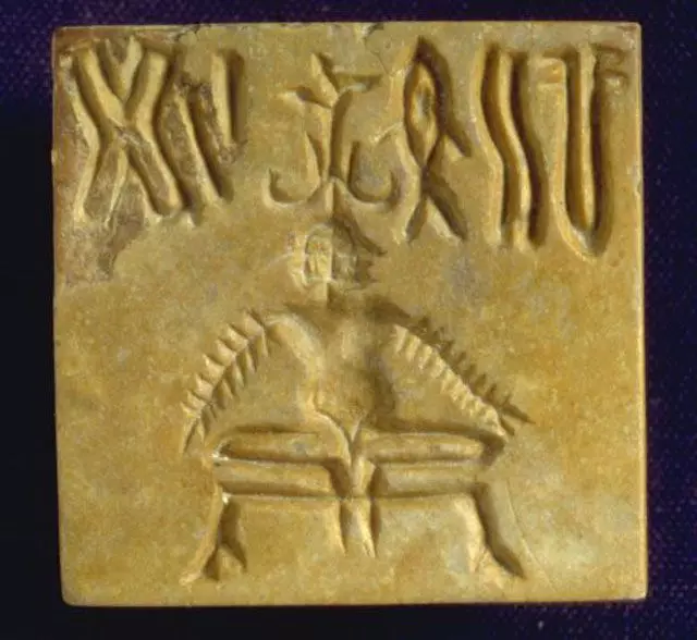 Indus Script fipẹlu eeya nisalẹ lori tabulẹti onigun mẹrin