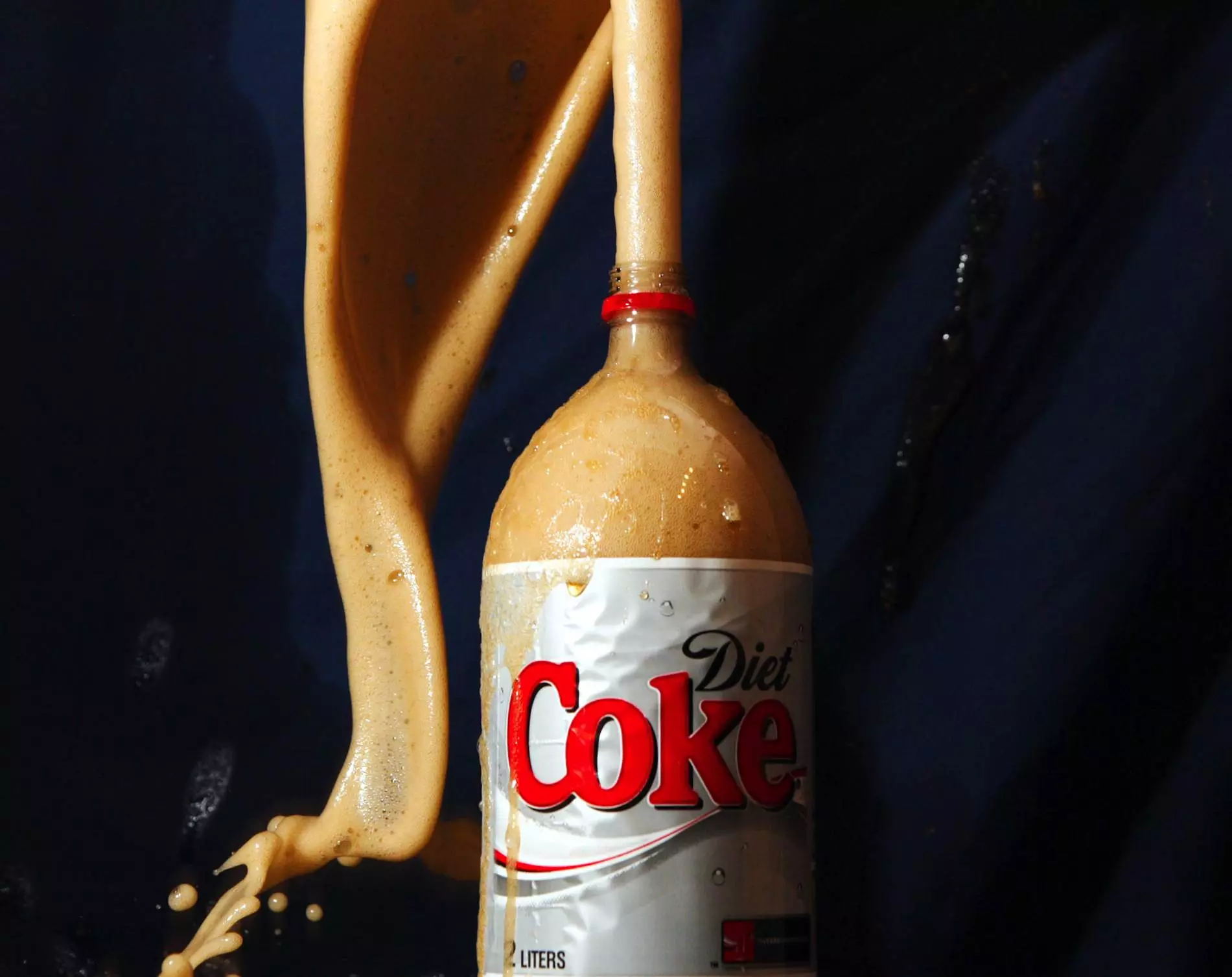 Sebotol Diet Coke 2 liter sesaat setelah Mentos dijatuhkan ke dalamnya