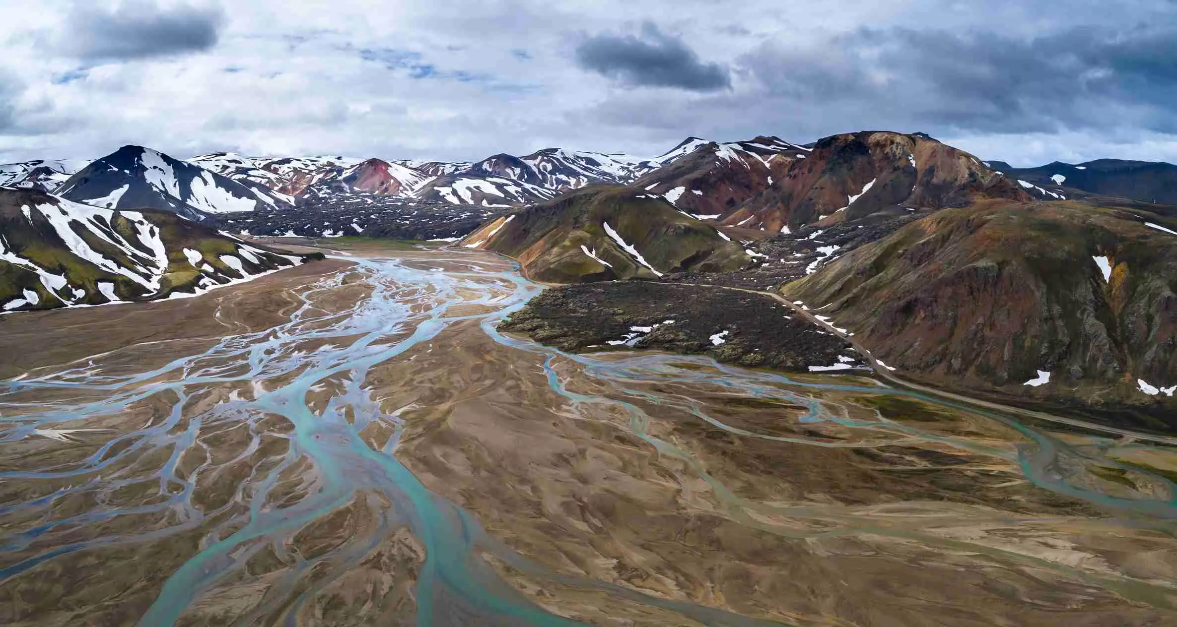 Landmannalaugar en Islandia mostra as moitas cores tomadas pola riolita.
