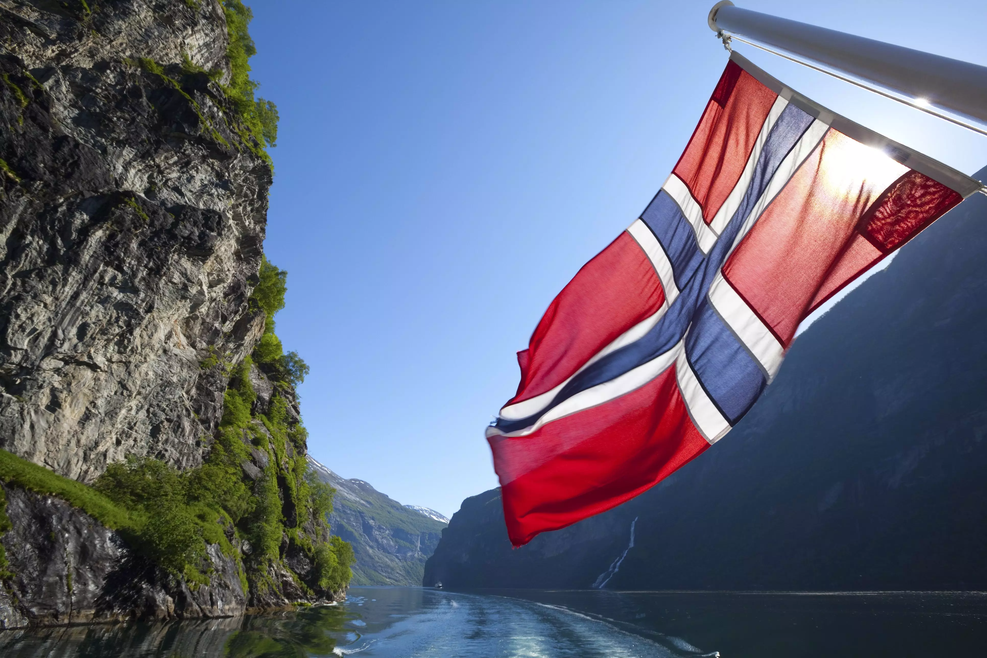 Ibendera rya Noruveje kuri feri muri Geiranger Fjord, Noruveje