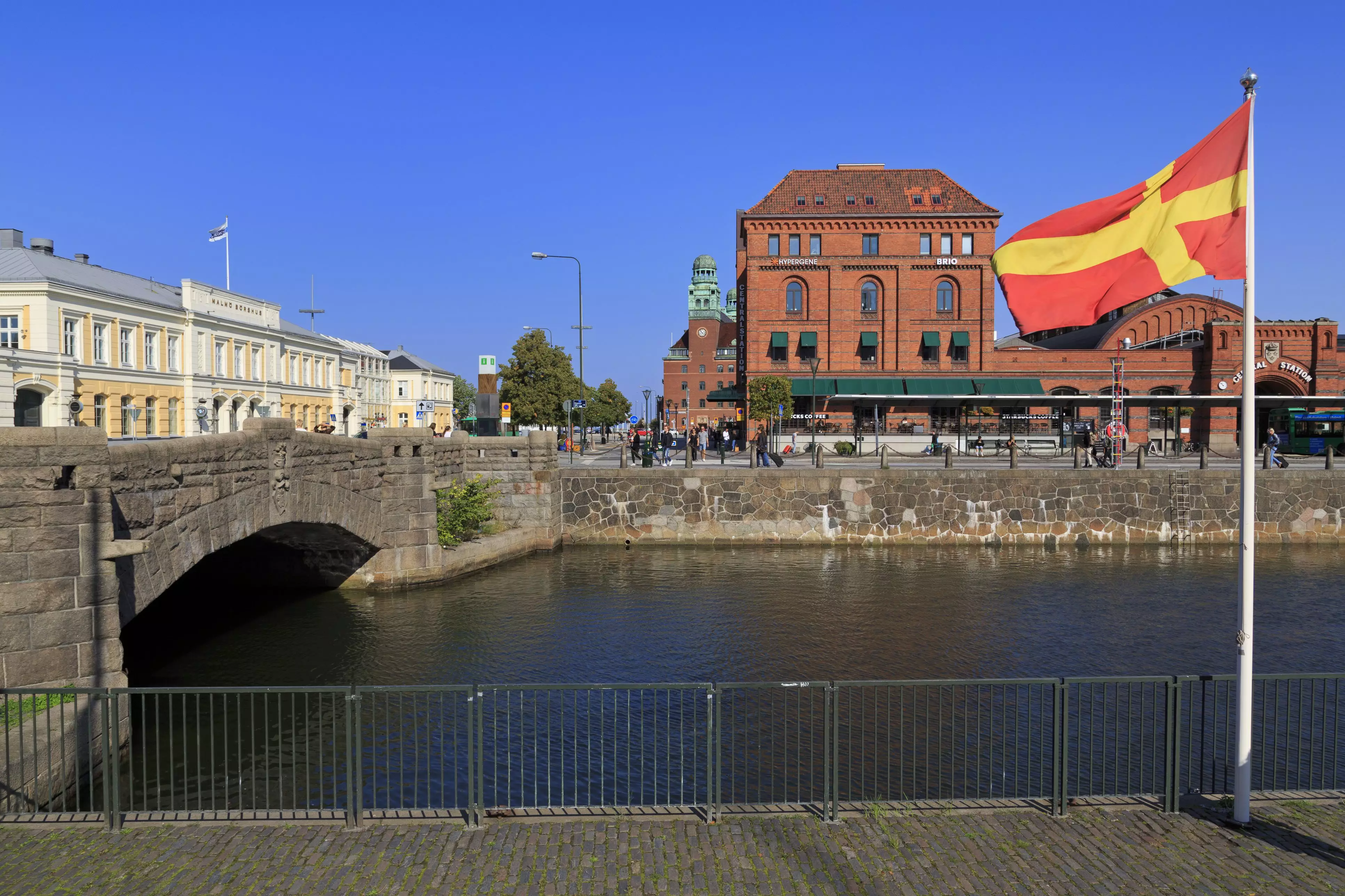 Malmonyň merkezi demir ýol menziliniň golaýynda Skåne baýdagy