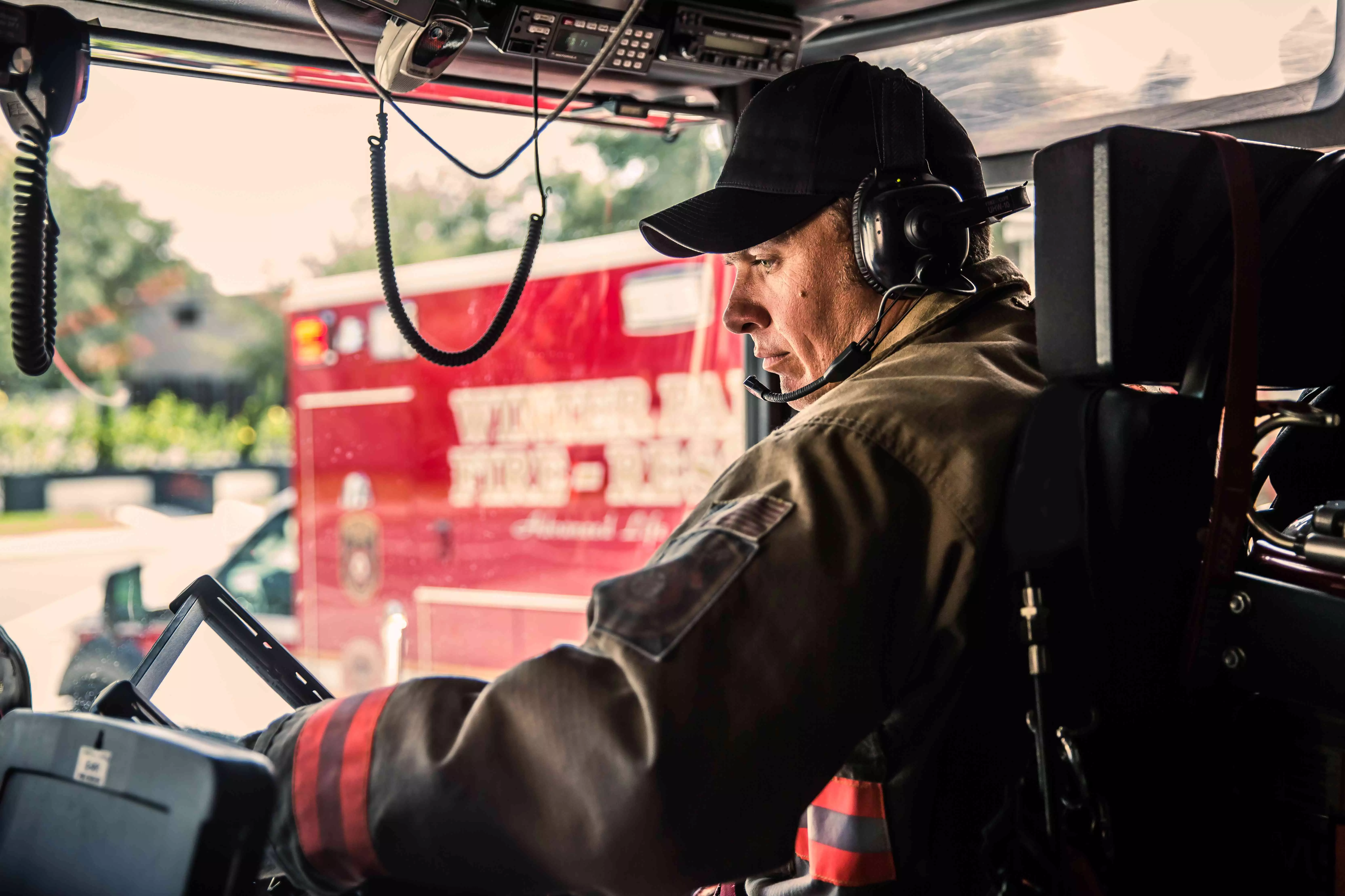 Vigile del fuoco che risponde alla chiamata di emergenza