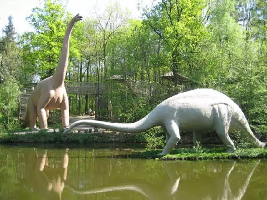 Taispeánann Brachiosaurus agus Diplodocus ag loch i dineasáir.