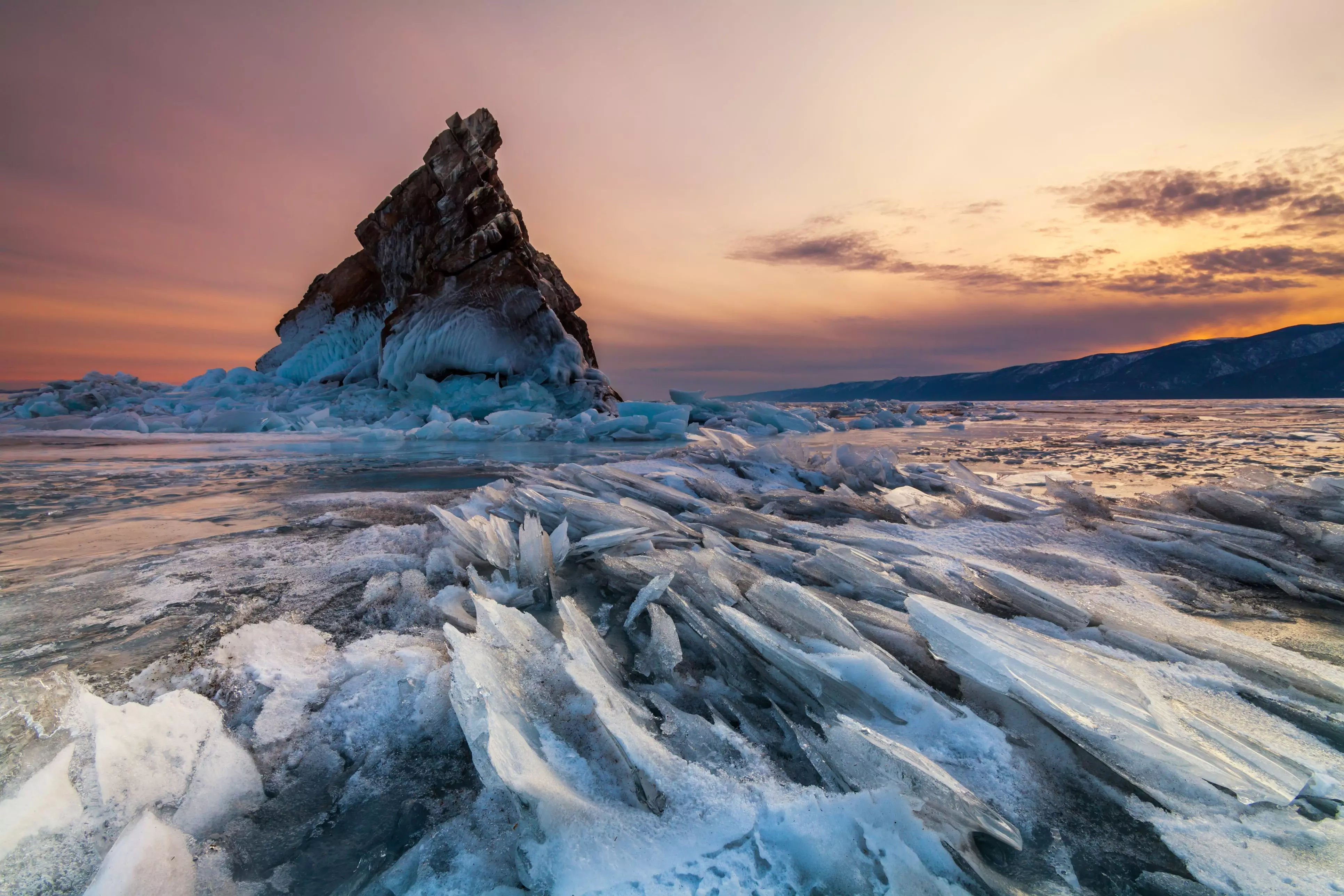 Elenka Island pakunyura kwezuva, Lake Baikal