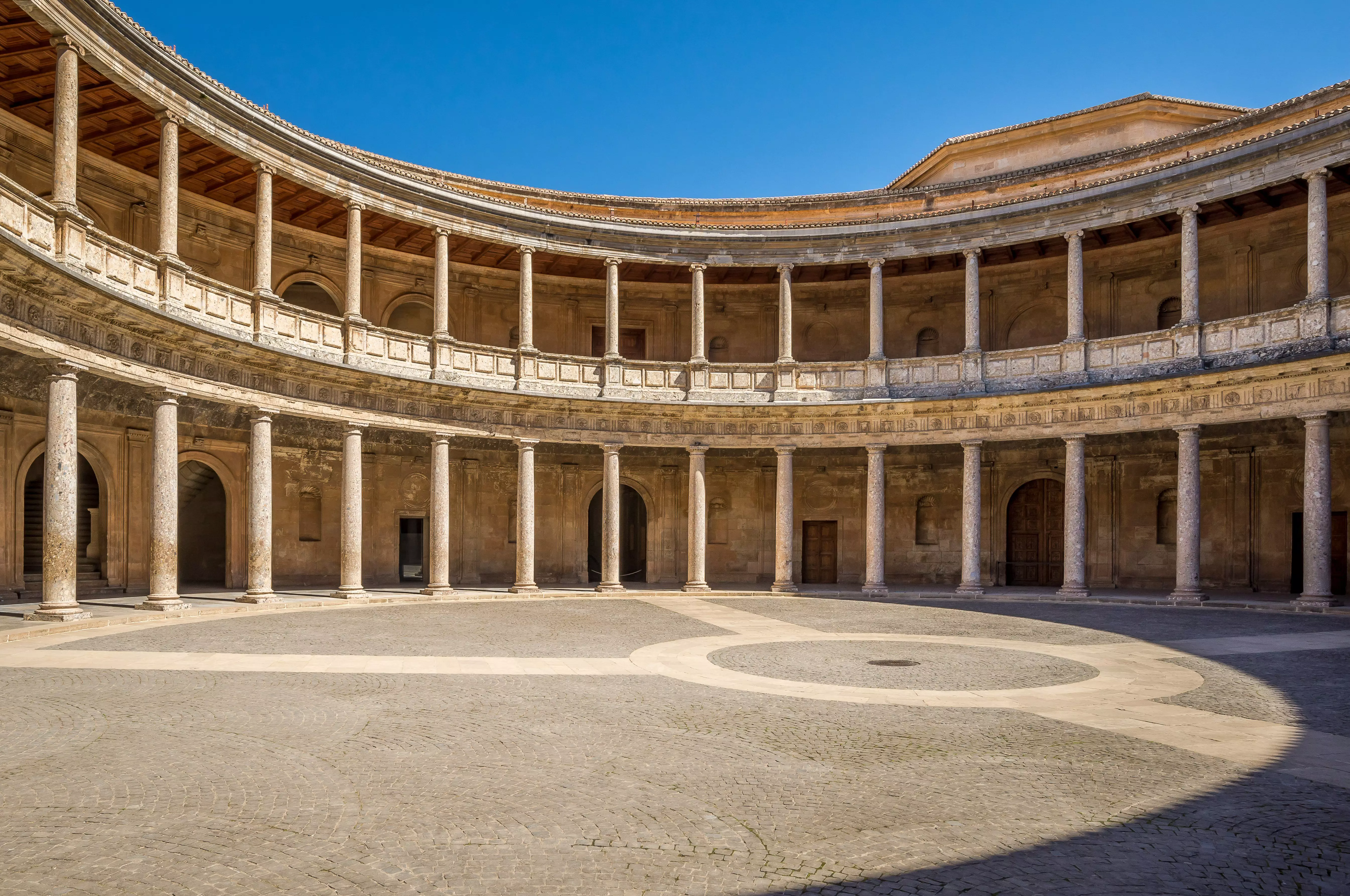 Circular Courtyard diubengi dening loro-tiered porticos simetris kawangun karo Renaissance kolom