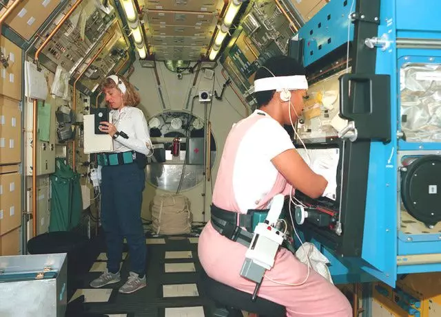 Mga larawan ni Mae Jemison - Spacelab-J Crew Training: Jan Davis at Mae Jemison