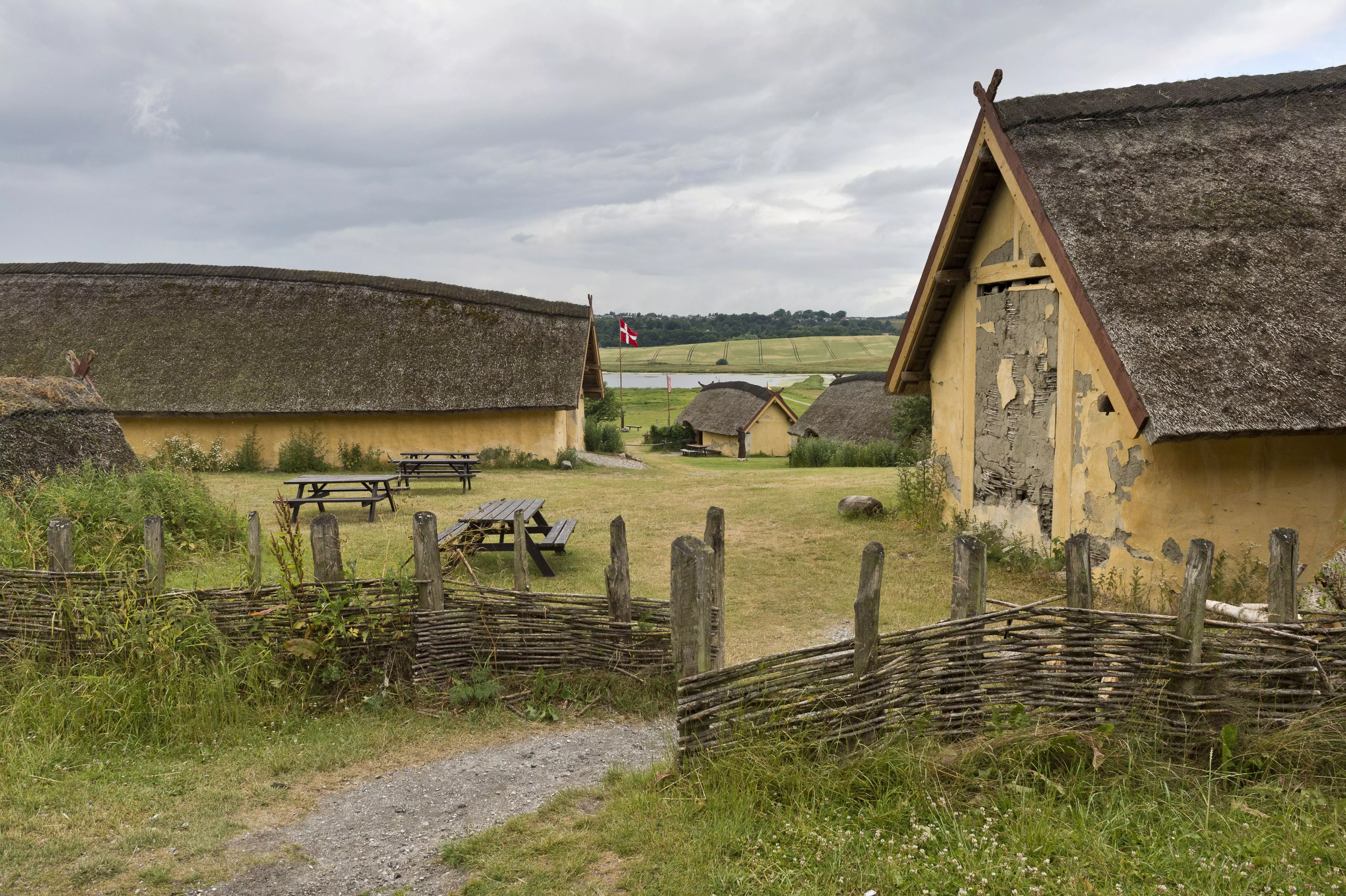 Zrekonštruovaná farma s deviatimi domami veľkostatkára z doby Vikingov, Viking Center Fyrkat, Fyrkat, Hobro, Dánsko, Európa