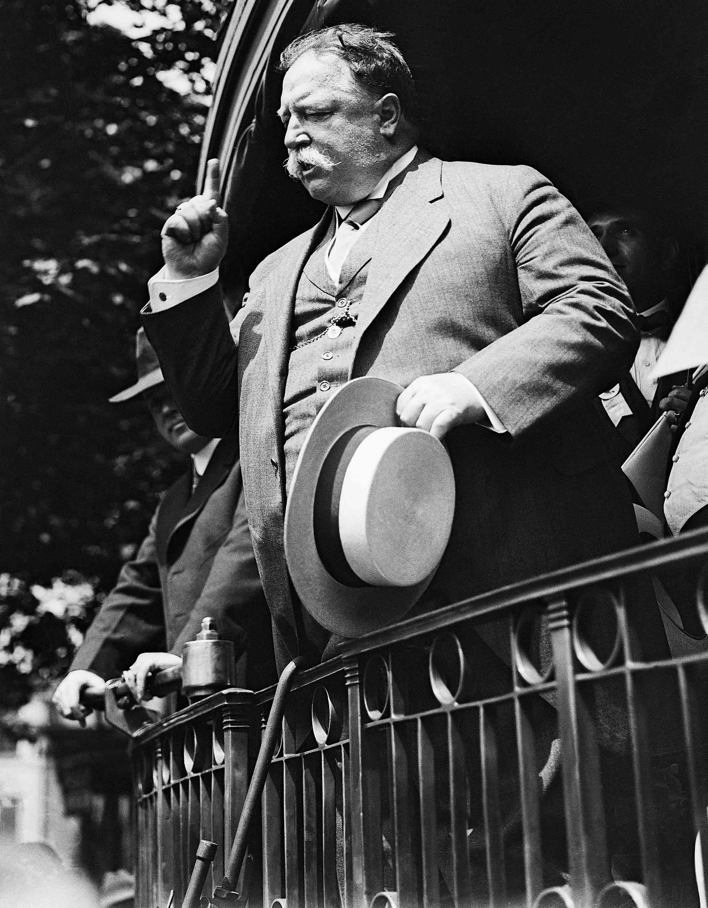 Llun du a gwyn o ddarpar arlywydd William Howard Taft yn gwneud araith ymgyrch o blatfform trên.