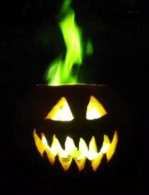 Diese Halloween-Kürbislaterne ist mit grünem Feuer gefüllt.